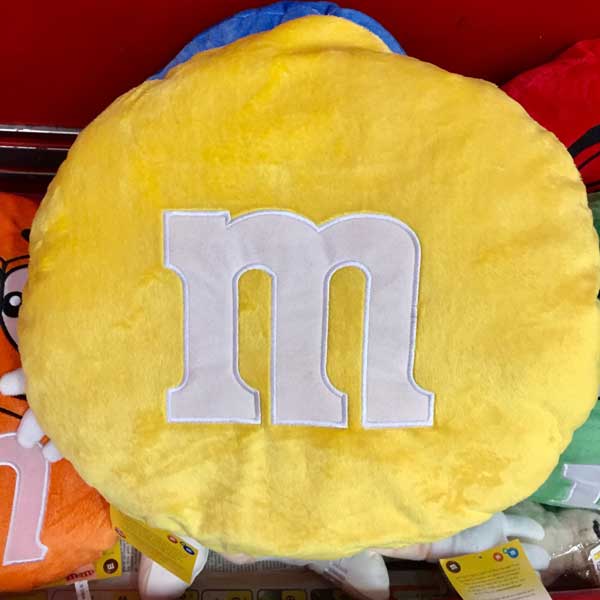 M&M's フェイス クッション イエロー エムアンドエムズ L．Cエンタープライズ | 卸売・ 問屋・仕入れの専門サイト【NETSEA】