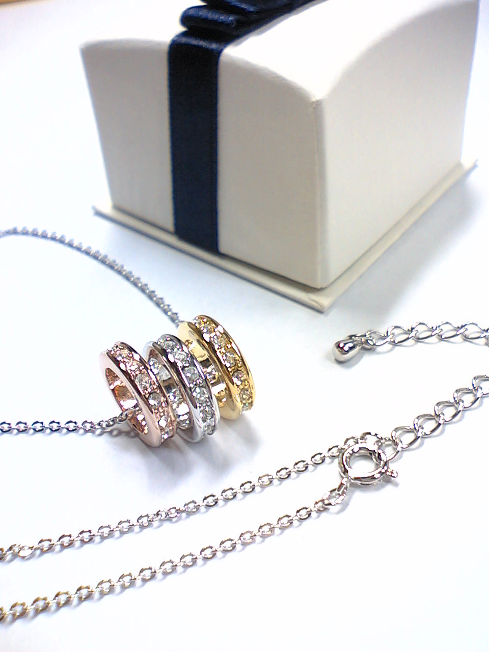 【日本製】【18色から選べる】【高品質クリスタル使用】フルエタニティリングペンダント/P-HR2 白金巧芸 株式会社 問屋・仕入れ・卸・卸売の ...