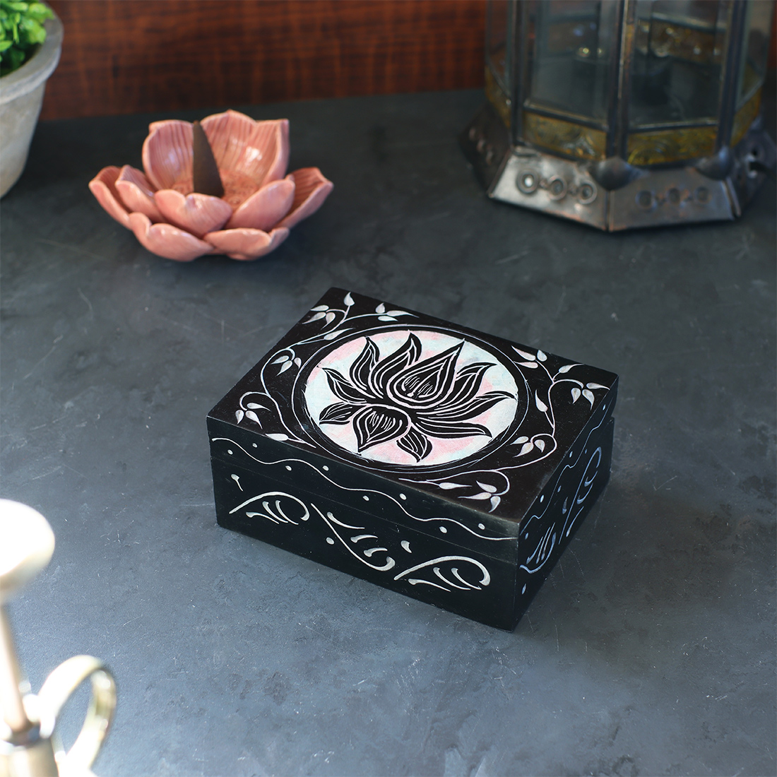 ソープストーン スクエアBOX ロータス[トレー箱小物入れ 蓮 ハス 石製 彫刻 インド アジアン エスニック] 株式会社 トモ・コーポレーション 問屋・仕入れ・卸・卸売の専門【仕入れなら ...