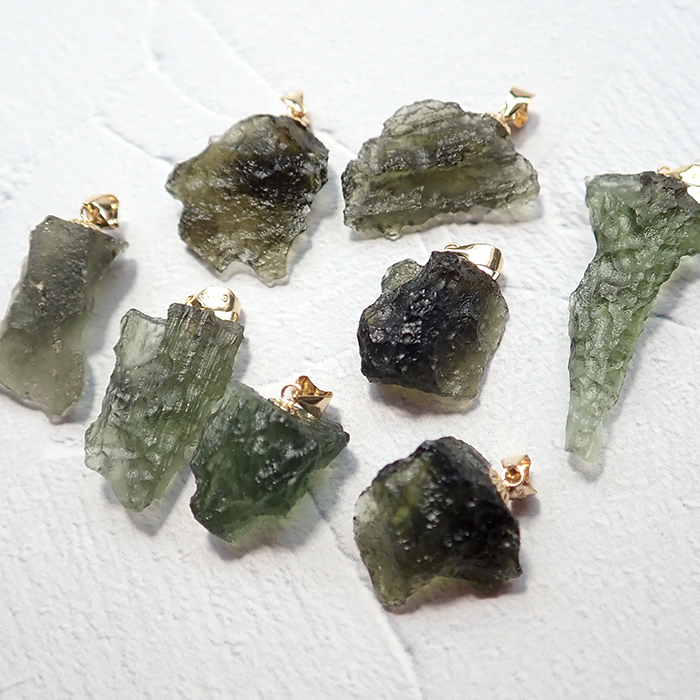 モルダバイト チェコ産 原石 K18 18金 ゴールド製 ペンダント トップ ネックレス 天然石 日本製 | 卸売・ 問屋・仕入れの専門サイト【NETSEA】