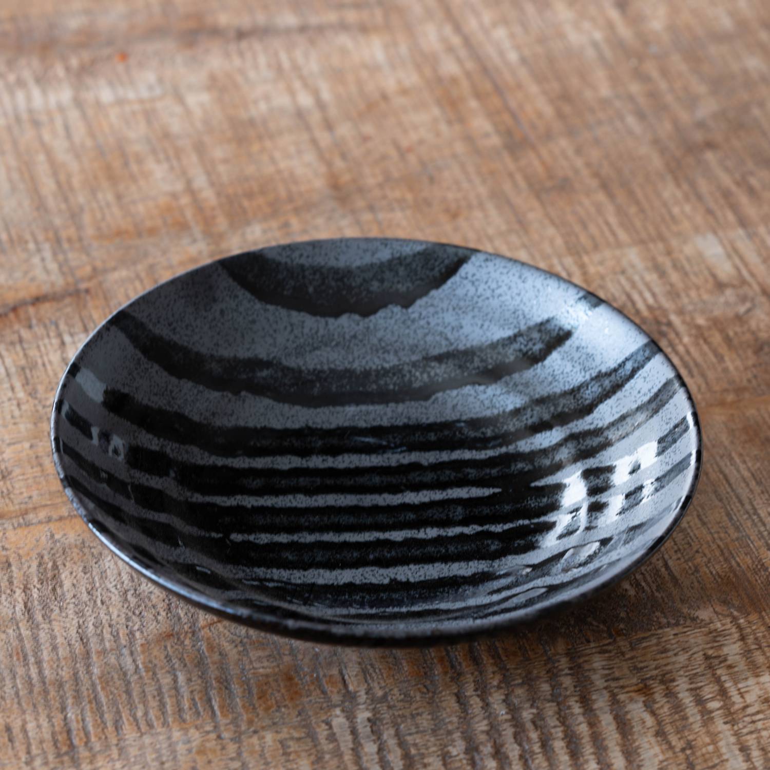 【特価品】22.5cm黒流彩麺皿[B品][美濃焼] | 卸売・ 問屋・仕入れの専門サイト【NETSEA】